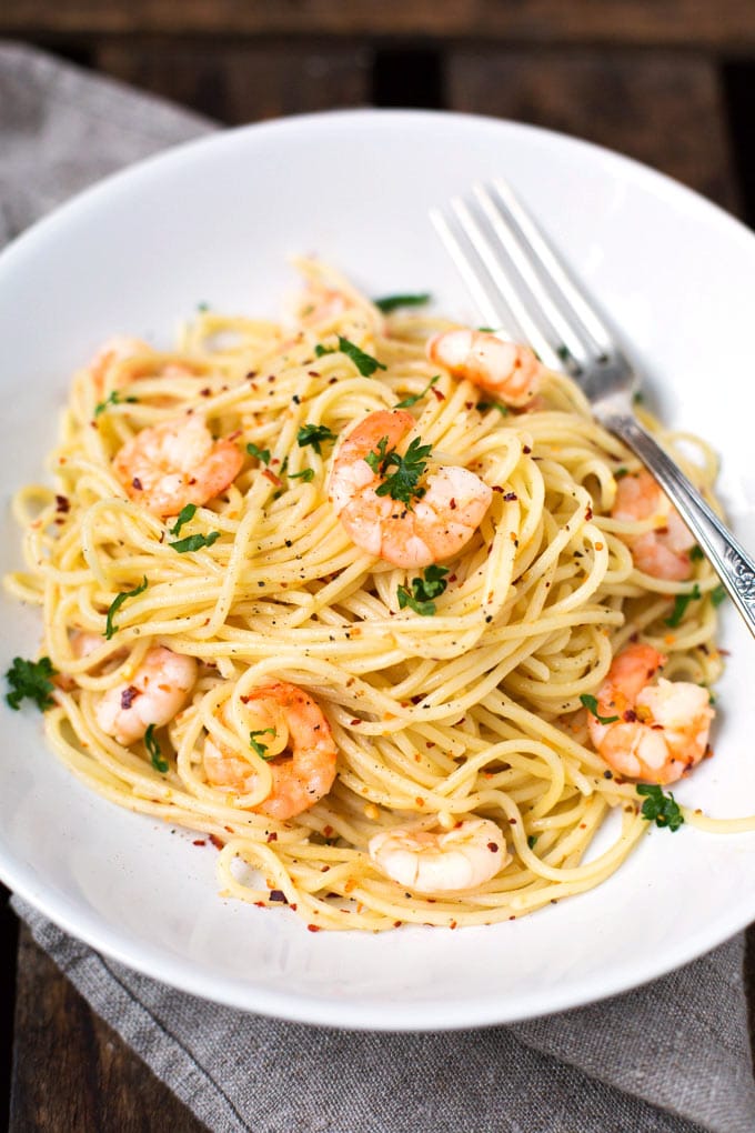 20-Minuten Scampi Pasta mit Weißwein und Zitrone